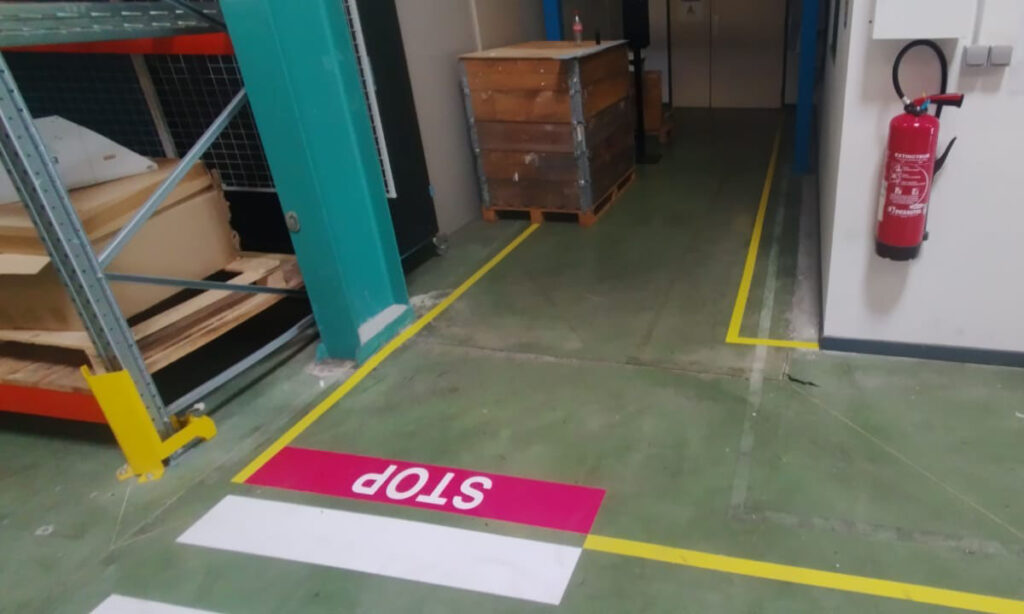 Marquage au sol adhésif pour entrepôt sur Toulouse